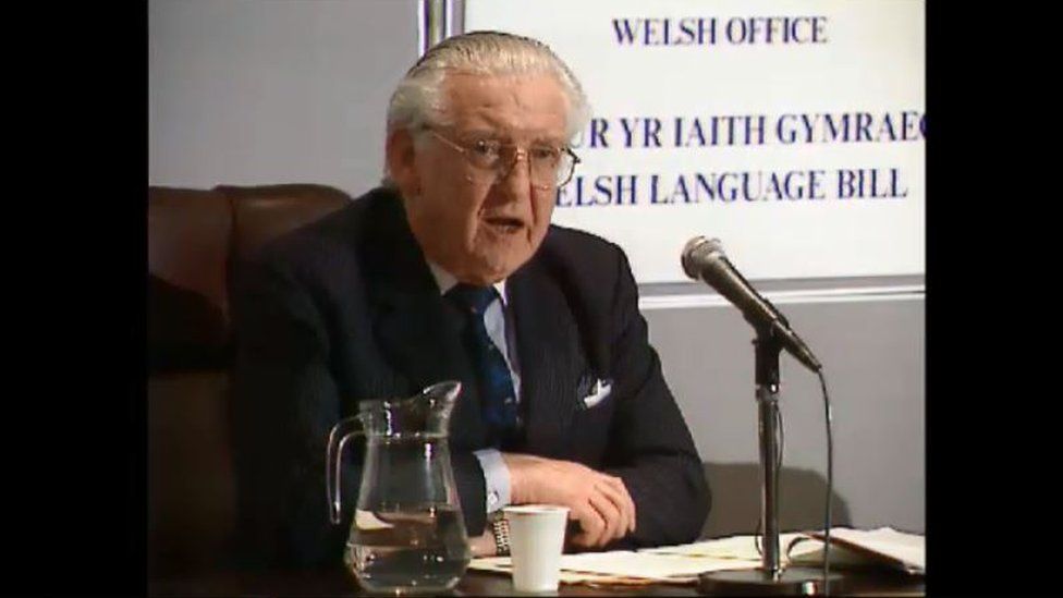 John Walter Jones yn cofio Deddf yr Iaith Gymraeg - BBC Cymru Fyw