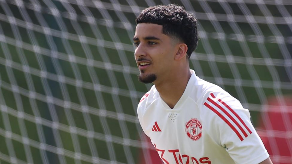 Manchester United: Zidane Iqbal set for Utrecht move - BBC Sport