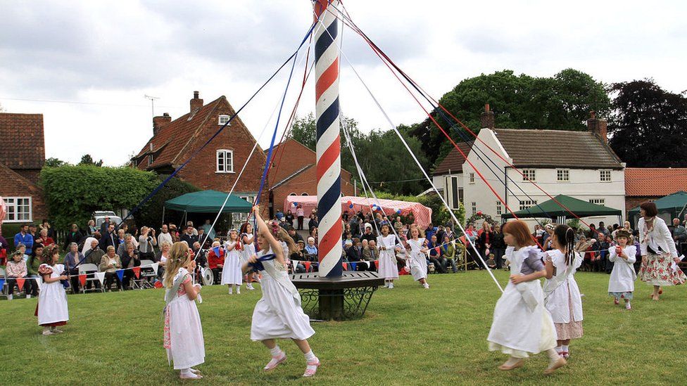 Lost Higham maypole to return after six decades - BBC News