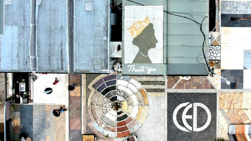 Pipers and silence mark Scotland's moment of reflection - BBC News