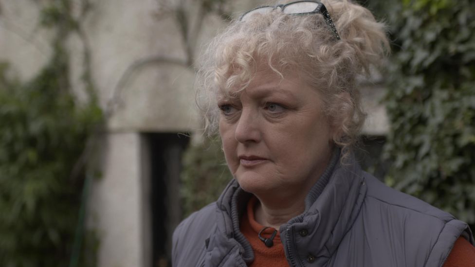 Stolen dogs: Owner turns pet detective after spotting pup - BBC News