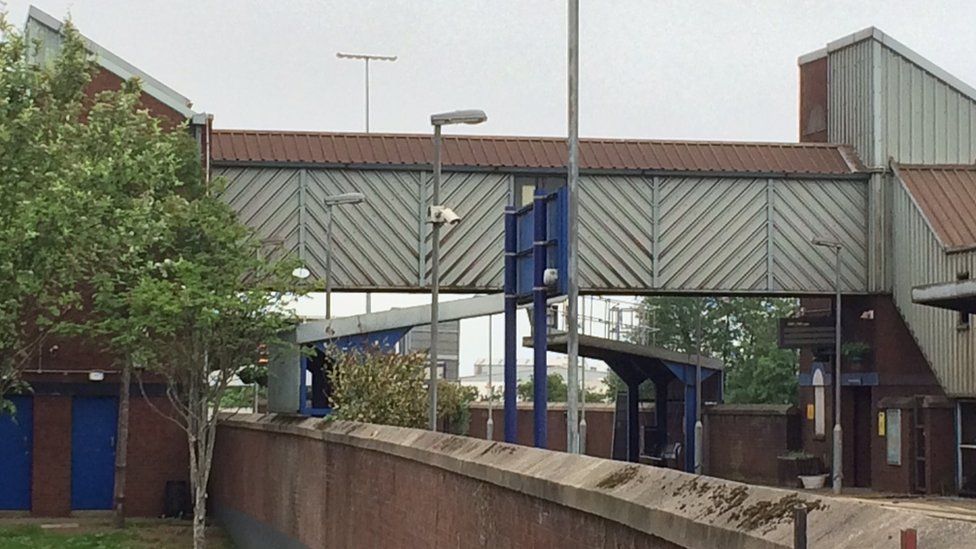 Vandalism partly closes Belfast's Yorkgate station - BBC News