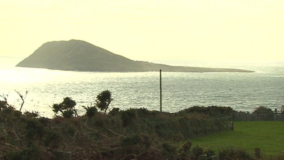 Atgyweirio'r ffordd at Ynys Enlli yn dilyn tirlithriadau - BBC Cymru Fyw