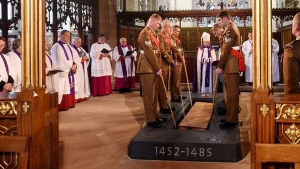 Cerflun o Harri VII ar ei ffordd i Benfro - BBC Cymru Fyw