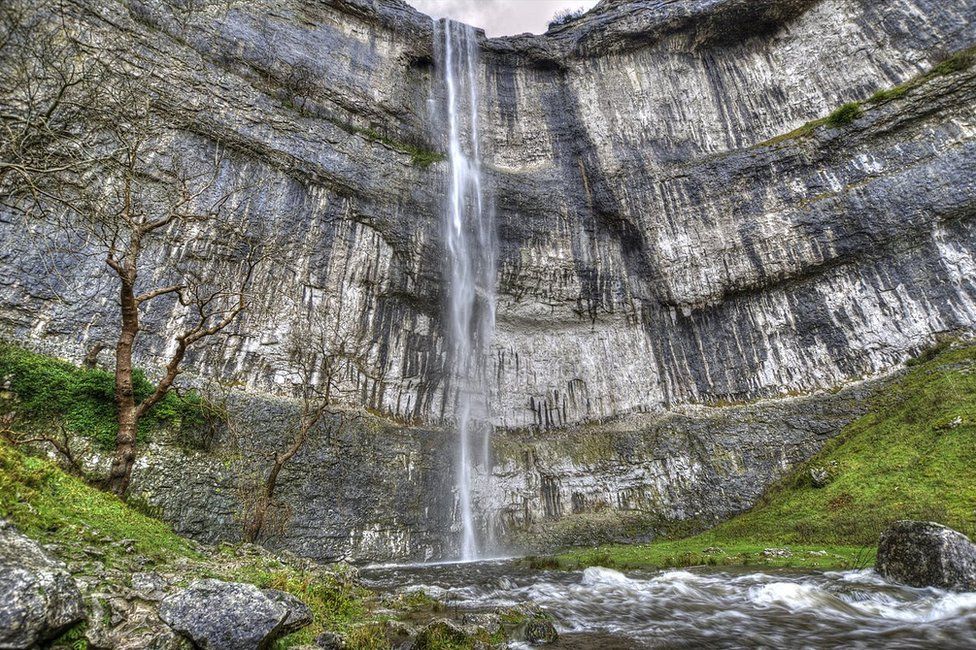 Storm Desmond: Malham Cove waterfall flows again amid heavy rain - BBC News