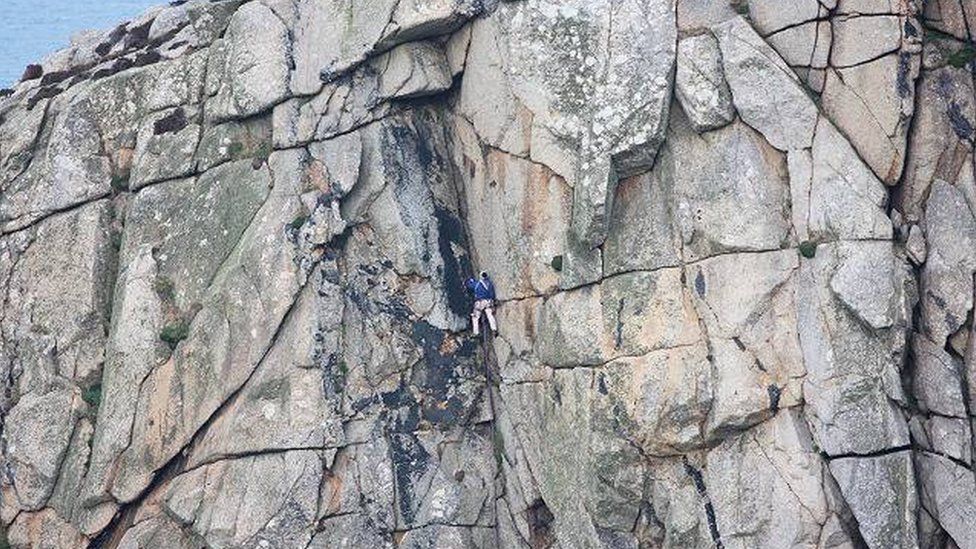 Commando Ridge cliff rescuers battle 70mph winds for climbers - BBC News