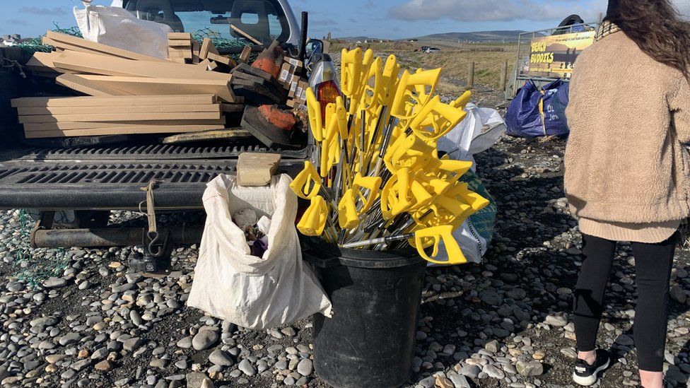 Cruise ship holiday makers tackle Manx beach litter - BBC News