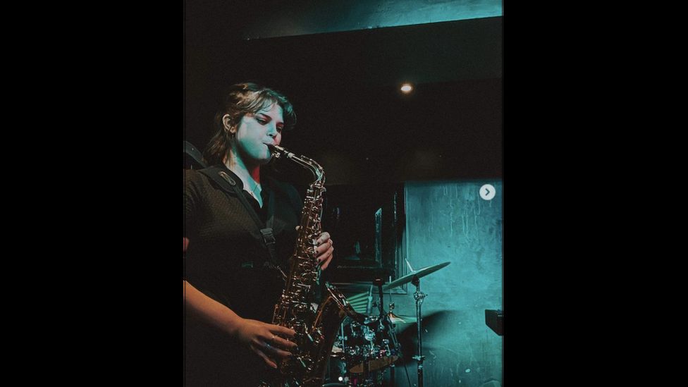 Alys Williams: Merch ym myd y sacsoffon - BBC Cymru Fyw