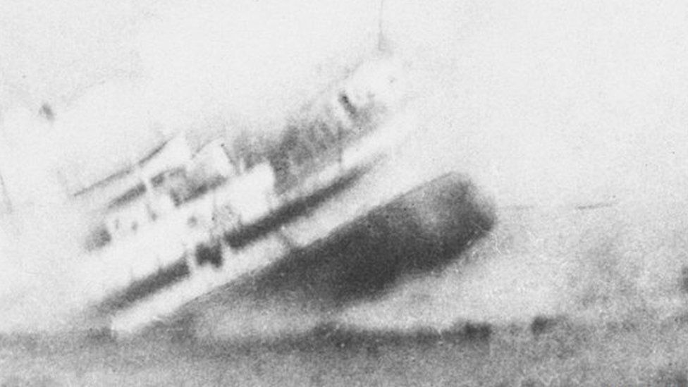 Folkestone WW1 shipwreck: Centenary wreath taken to vessel - BBC News