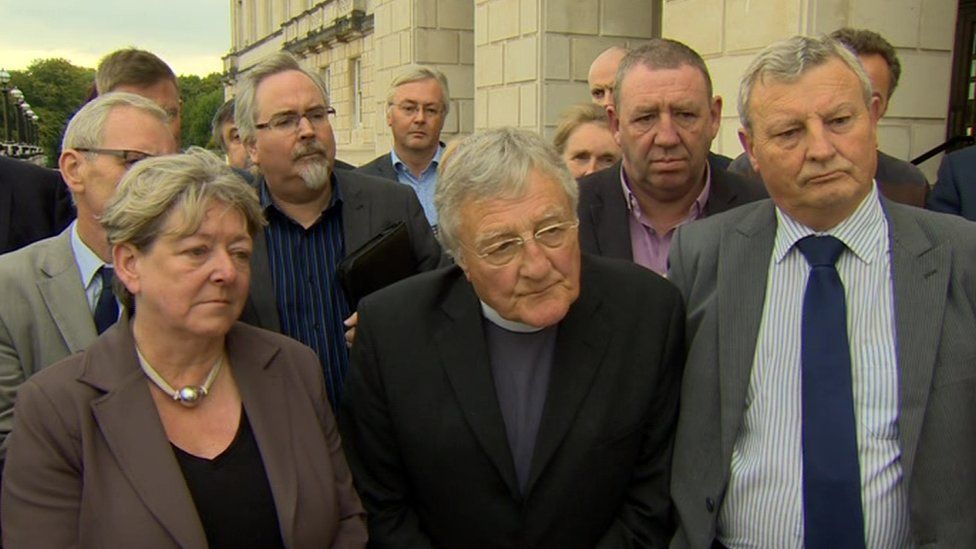 Stormont crisis: DUP ministers in assembly quit threat - BBC News