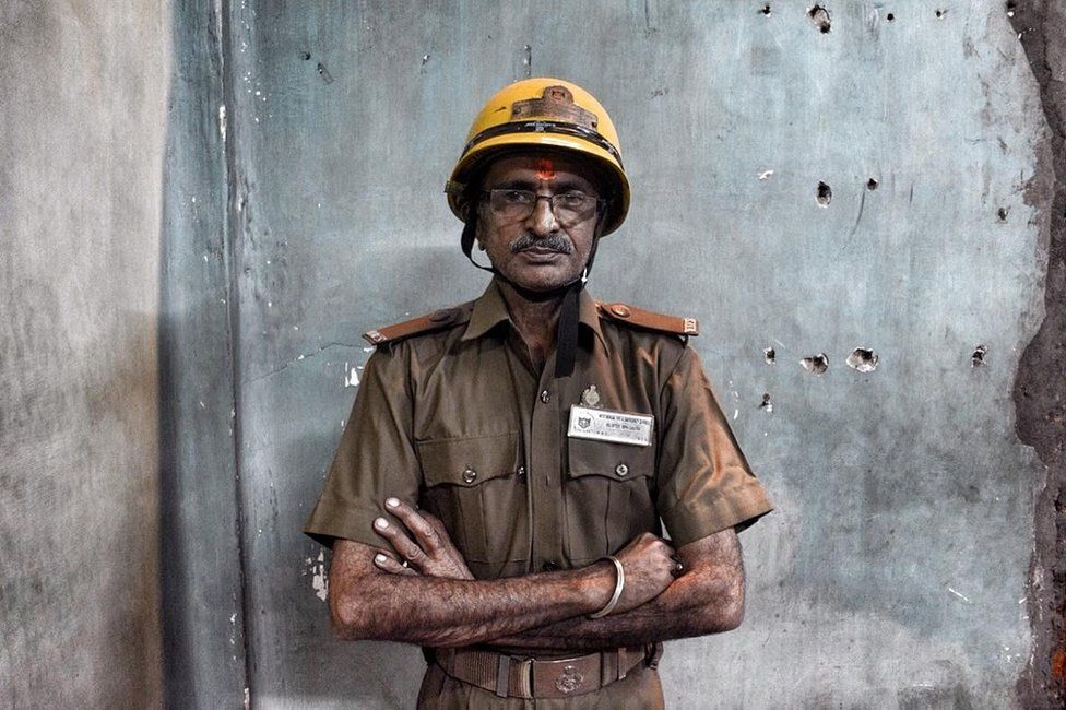 Bipin Ganatra: India 'fire chaser' awarded - BBC News