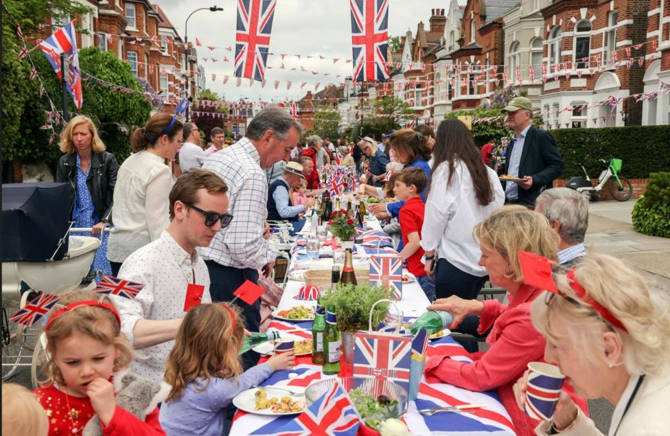 London sets tables for the Big Lunch in honour of the new king - BBC News
