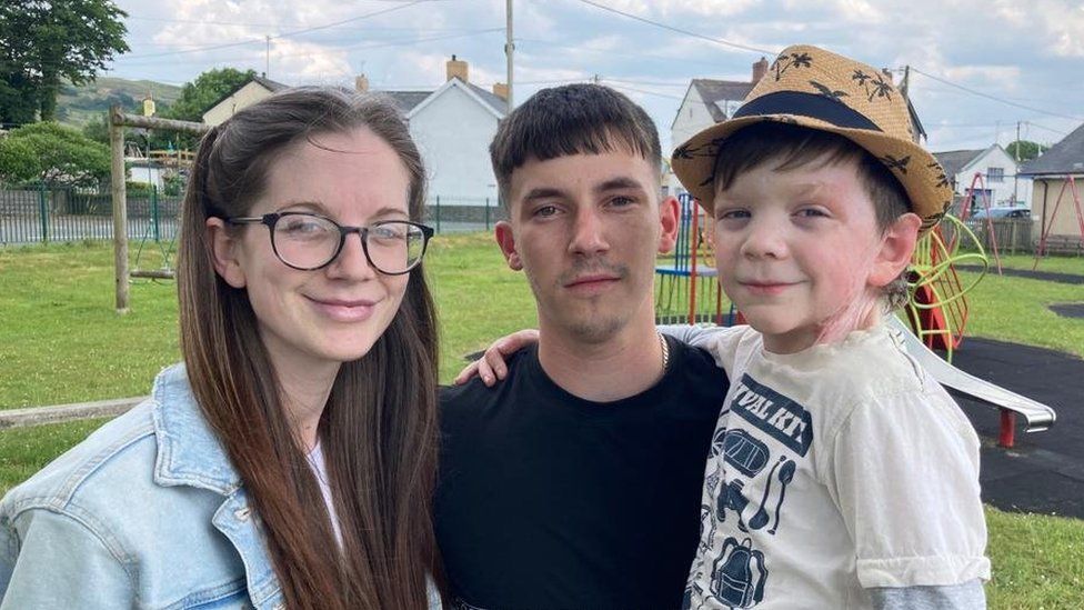 Erin Corner, 31, a gollodd ei mab mewn tân wedi marw o ganser - BBC ...