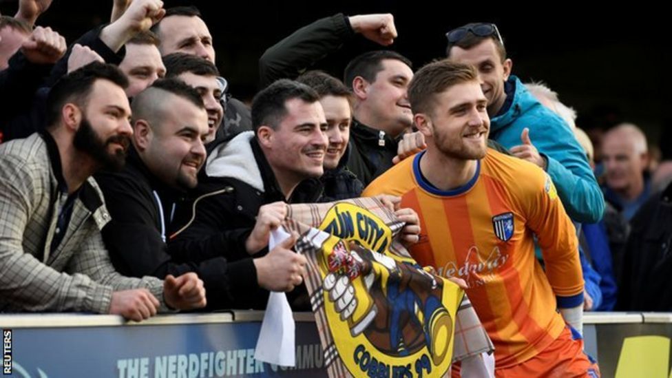 Tom Eaves and Tomas Holy offered new contracts by Gillingham - BBC Sport