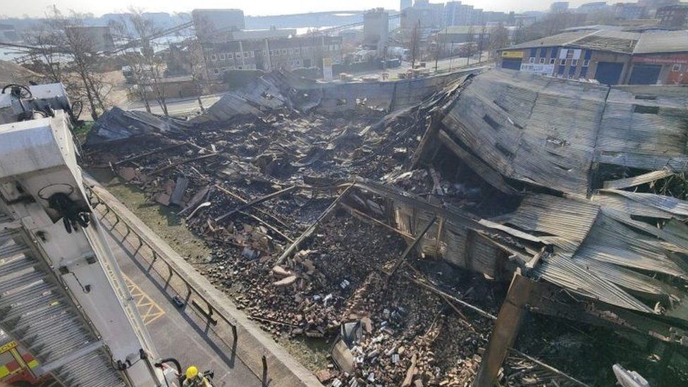 Southampton fire: Crews leave blaze near stadium - BBC News