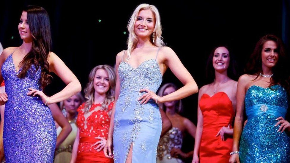 Miss Wales: Mwy na gwên a cholur? - BBC Cymru Fyw