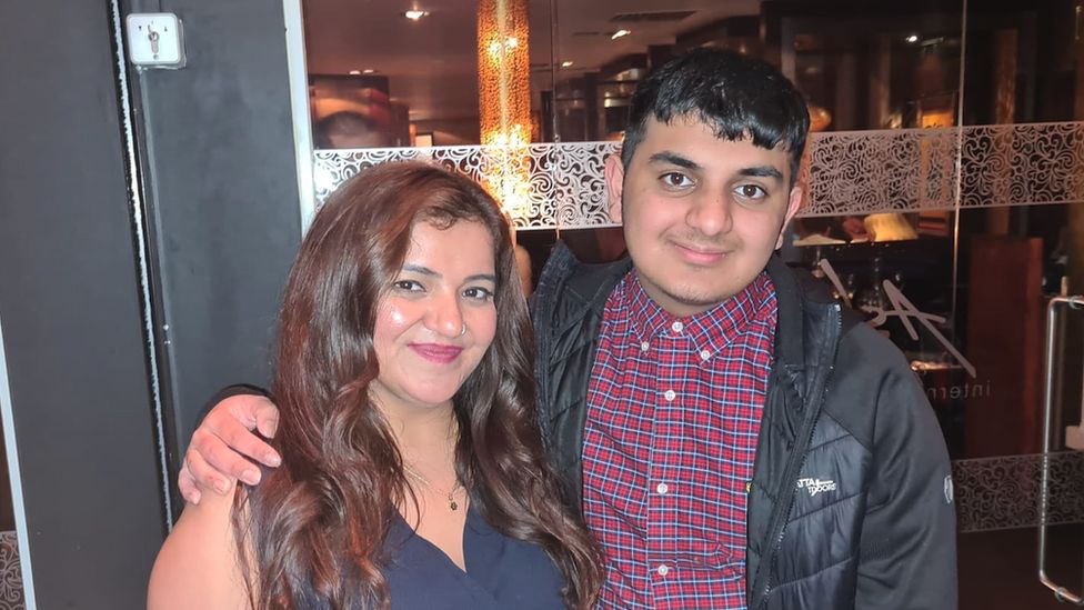 Ronan Kanda: Teens sentenced for boy's mistaken identity murder - BBC News