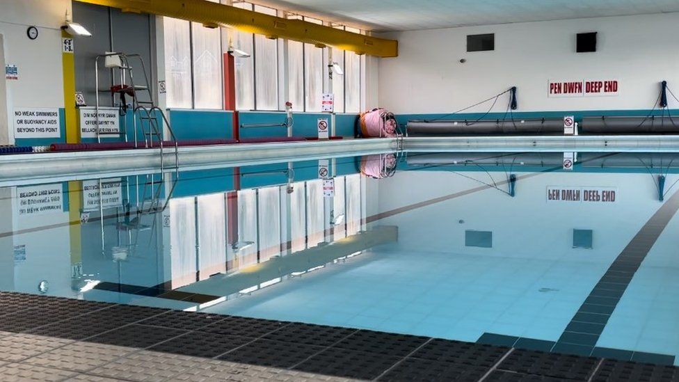 Harlech: Dyfodol pwll nofio yn y fantol heb £30,000 mewn tri mis - BBC ...