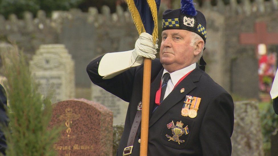 Ceremony remembers 32 deaths in WW1 Faslane sub sinking - BBC News