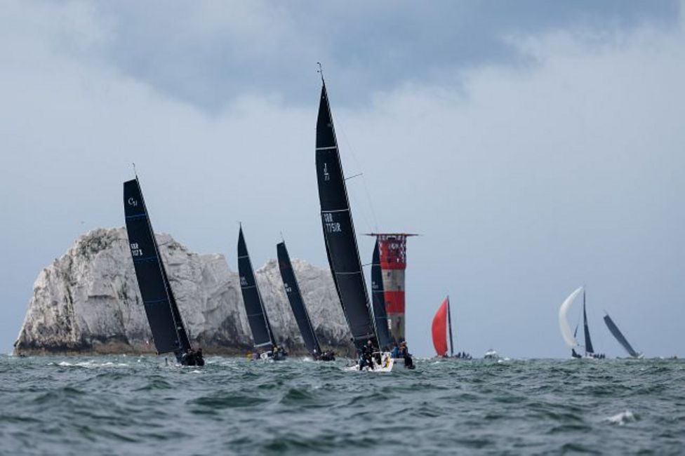 In Pictures: Thousands take part in Round the Island Race - BBC News
