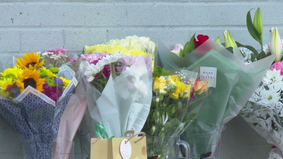 Beddau: Menyw wedi marw ar ôl tagu ar falws melys - BBC Cymru Fyw