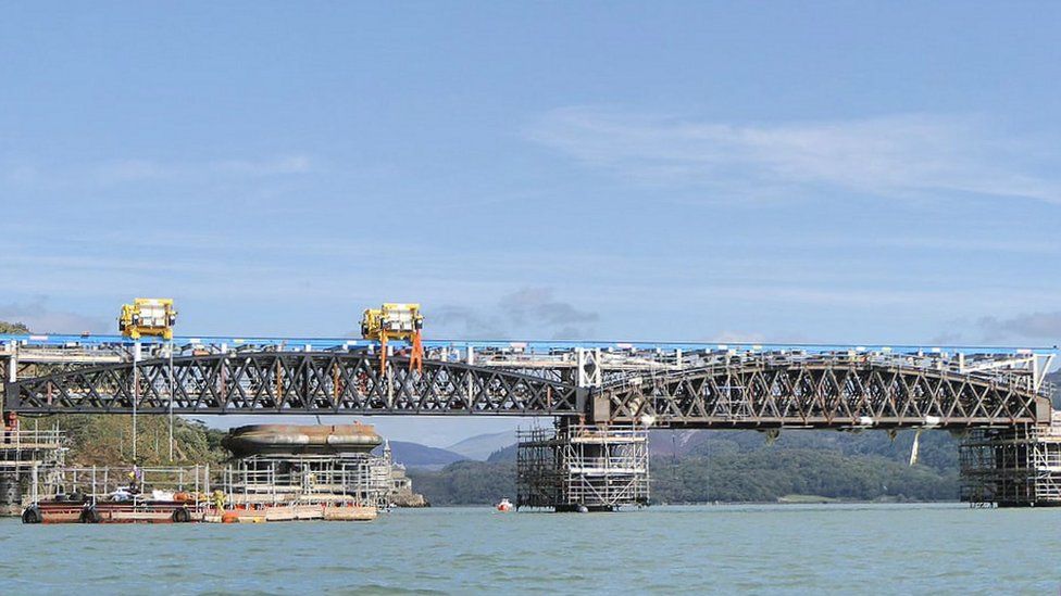 Lluniau: Gwaith adnewyddu Pont Y Bermo - BBC Cymru Fyw