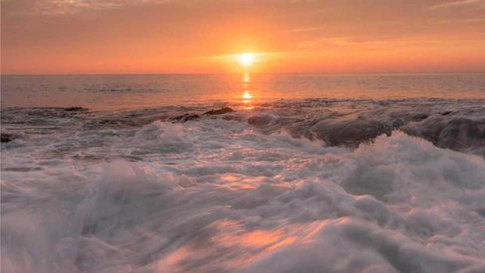 In pictures: Glorious sunset across Wales on 11 October 2015 - BBC News