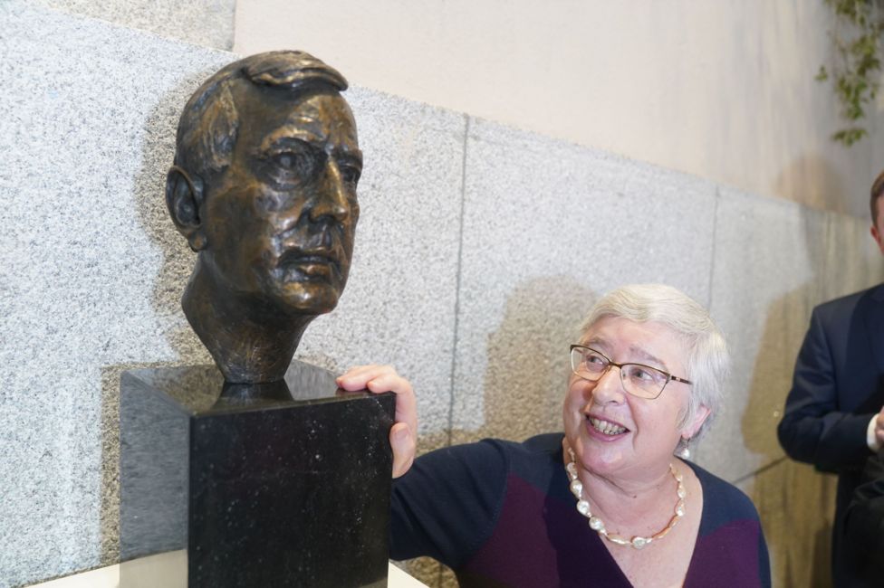 Lord Trimble bust unveiled at Irish Parliament to mark Nobel Peace ...