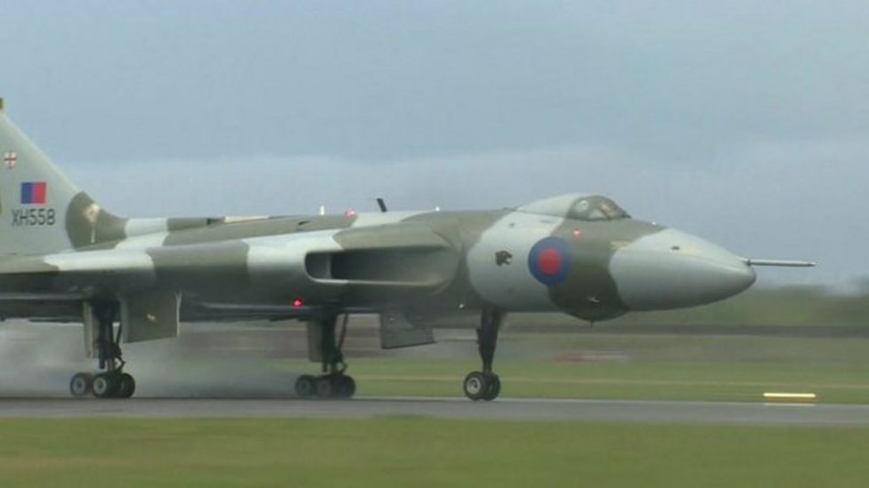 Vulcan's flypast tribute to Stockport factory birthplace - BBC News