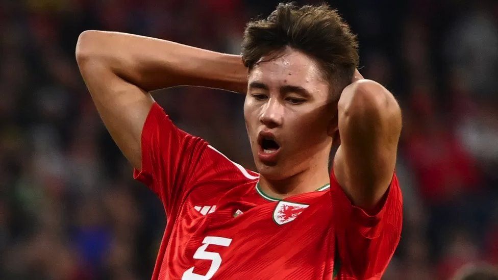 Ben Davies: Maths neu bêl-droed? - BBC Cymru Fyw