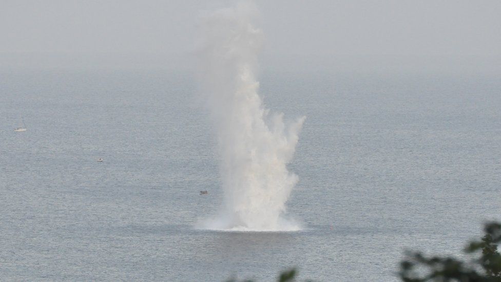 WW2 Parachute bomb removed from Guernsey beach - BBC News