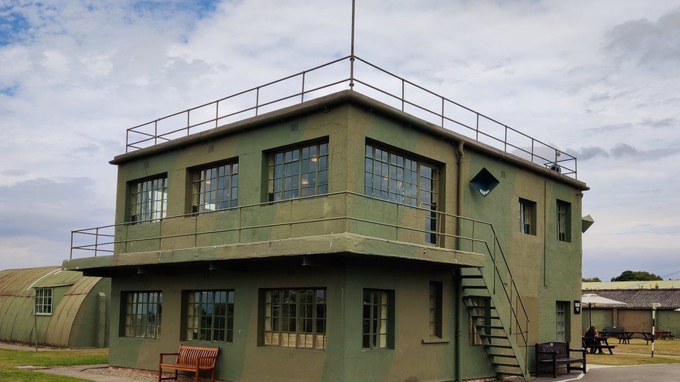 Elvington: Air museum seeks £100,000 to restore WW2 tower - BBC News