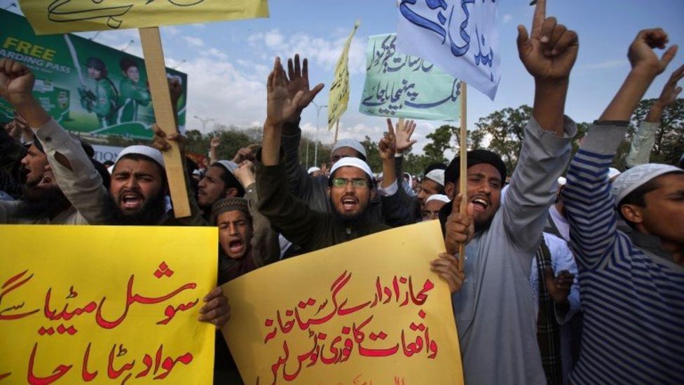 'Facebook blasphemer' given death penalty - BBC News
