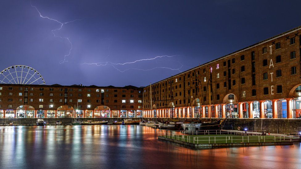 Lightning pictures: Spectacular storms light up England skies - BBC News