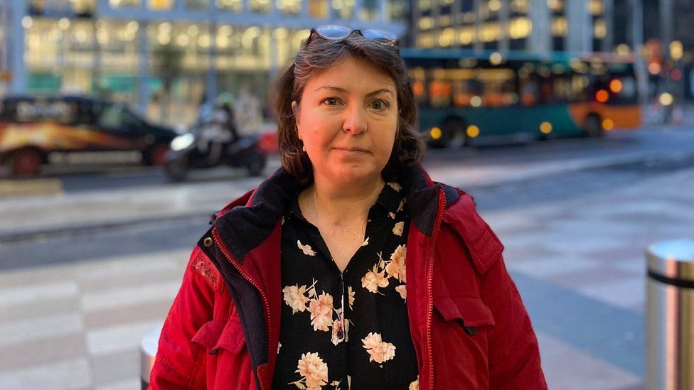 'Gwaith papur pàs teithio yn annheg i bobl anabl' - BBC Cymru Fyw