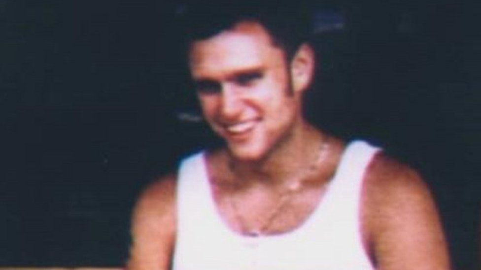 Kenneth Noye: Parole board considers M25 killer's release - BBC News