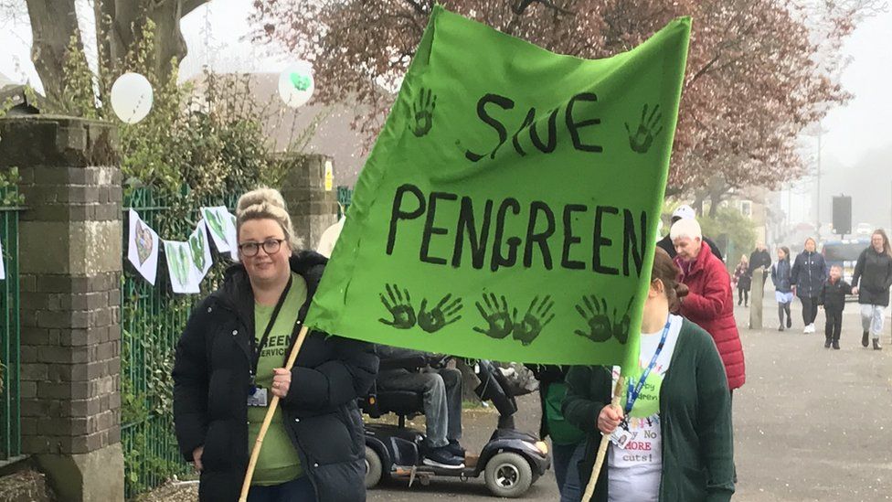 Pen Green: Families protest at nursery funding change - BBC News