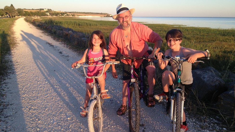 Cur pen y cyfenwau - BBC Cymru Fyw