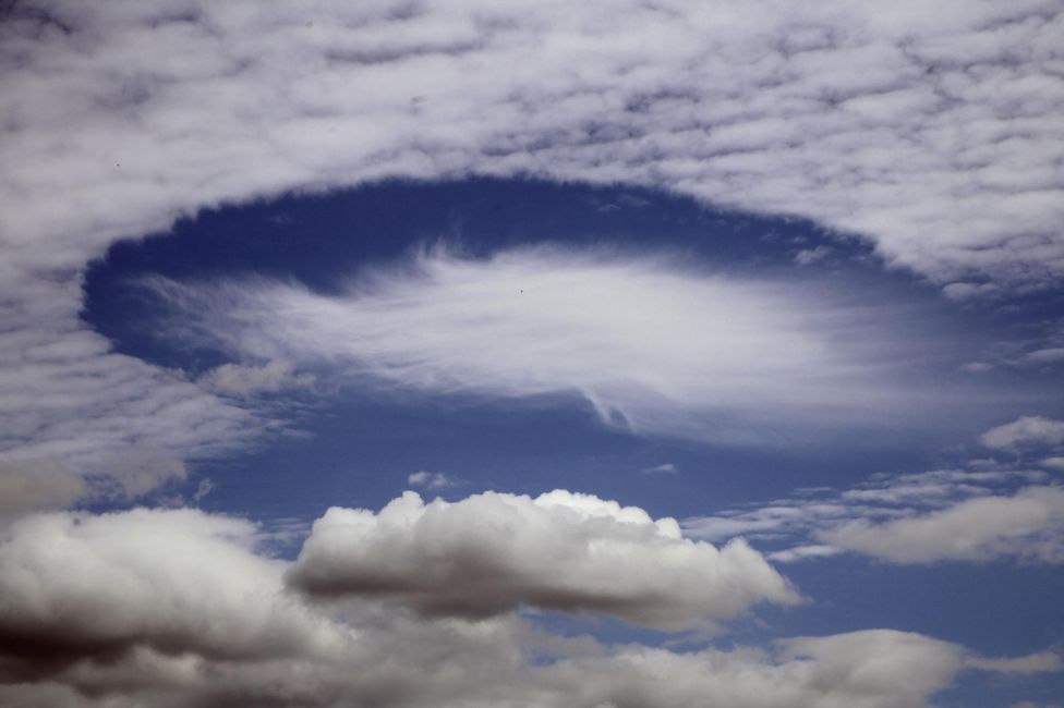 Fallstreak hole: Rare cloud formation pictured in the East - BBC News