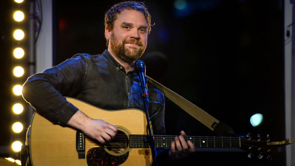 New Frightened Rabbit documentary 'to honour Scott Hutchison' - BBC News
