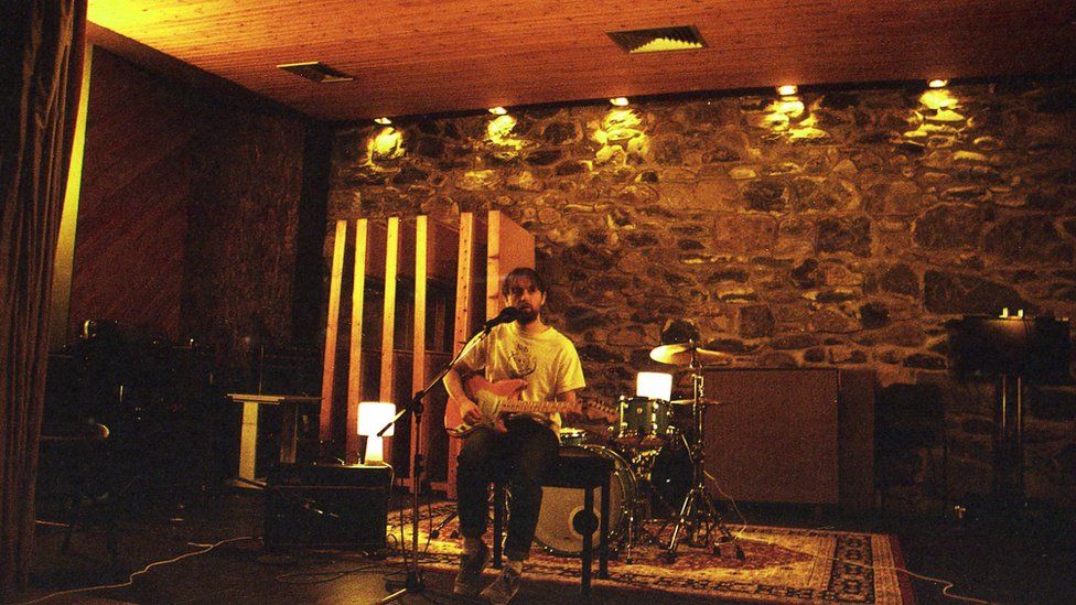 Rhys Grail: Pry ar wal sin gerddoriaeth Cymru - BBC Cymru Fyw