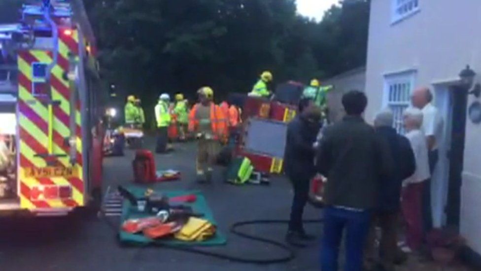 Crash fire engine crew helped by off-duty doctor - BBC News