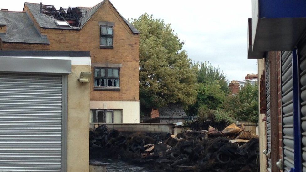 Homes evacuated as Oxford tyre fire spreads - BBC News