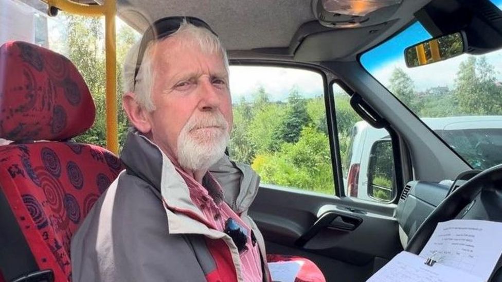 North Yorkshire: The community bus that has become a lifeline - BBC News