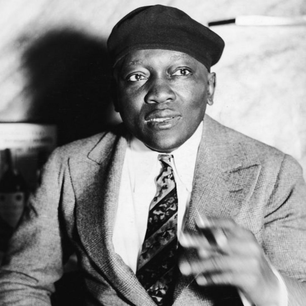 Jack Johnson: Trump pardons black heavyweight champion - BBC News