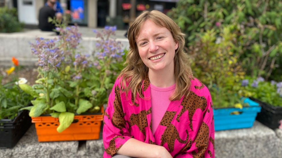 Volunteers to help make Nottingham's Old Market Square 'greener' - BBC News