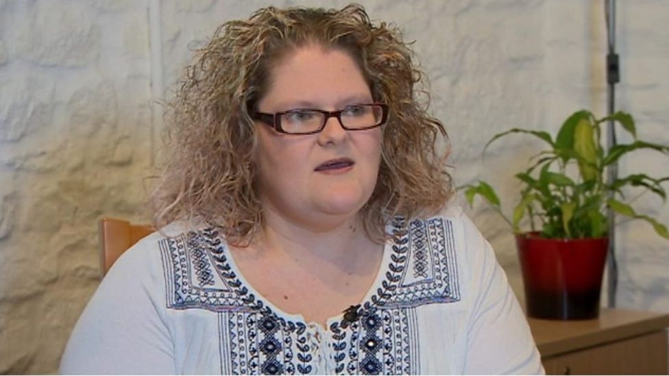 Louise Brown: World's first IVF baby's family archive unveiled - BBC News