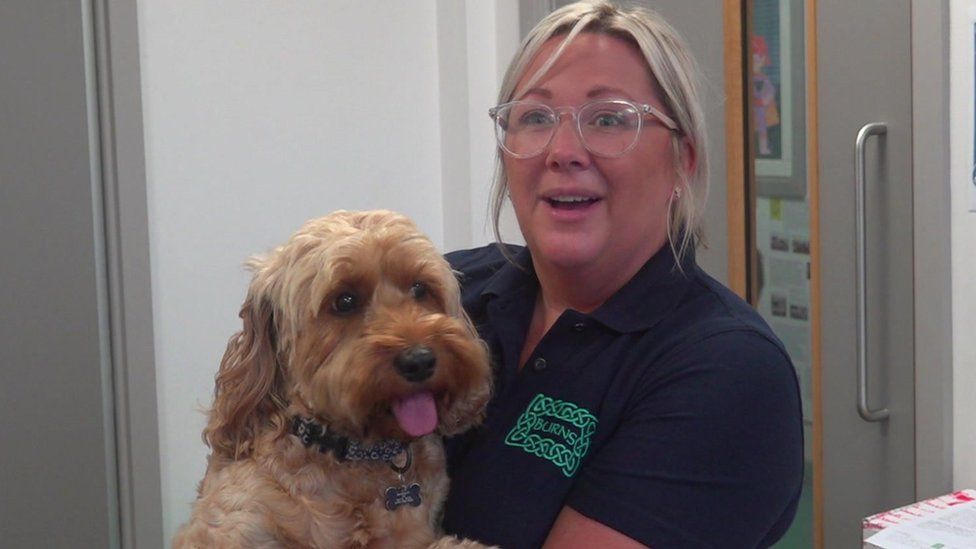 'Mor bwysig' trafod iechyd meddwl pobl ifanc yn y dosbarth - BBC Cymru Fyw