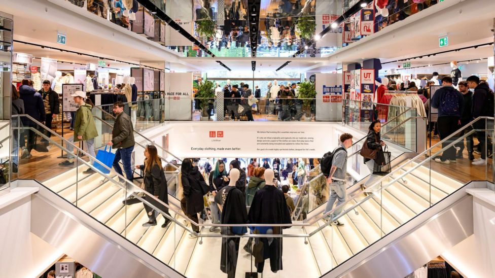 Queues from early hours as Uniqlo opens in Edinburgh - BBC News