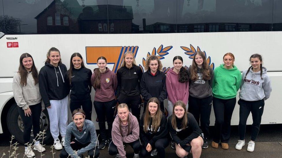 Pêl-droed merched: Cwpan ysgolion yn brofiad 'emosiynol' - BBC Cymru Fyw